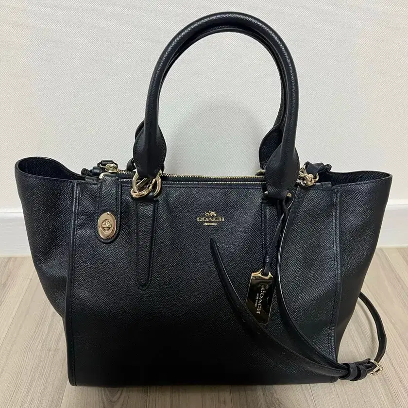 COACH | 코치 Coach LINAV Crossbody Bag on Bunjang Global Site.