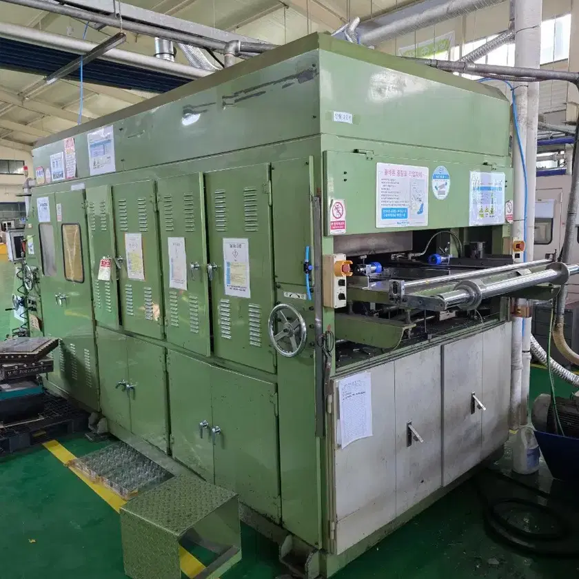 Vacuum compression molding machine, Daekwang Machinery #진공압축성형기,#플라스틱진공 ...