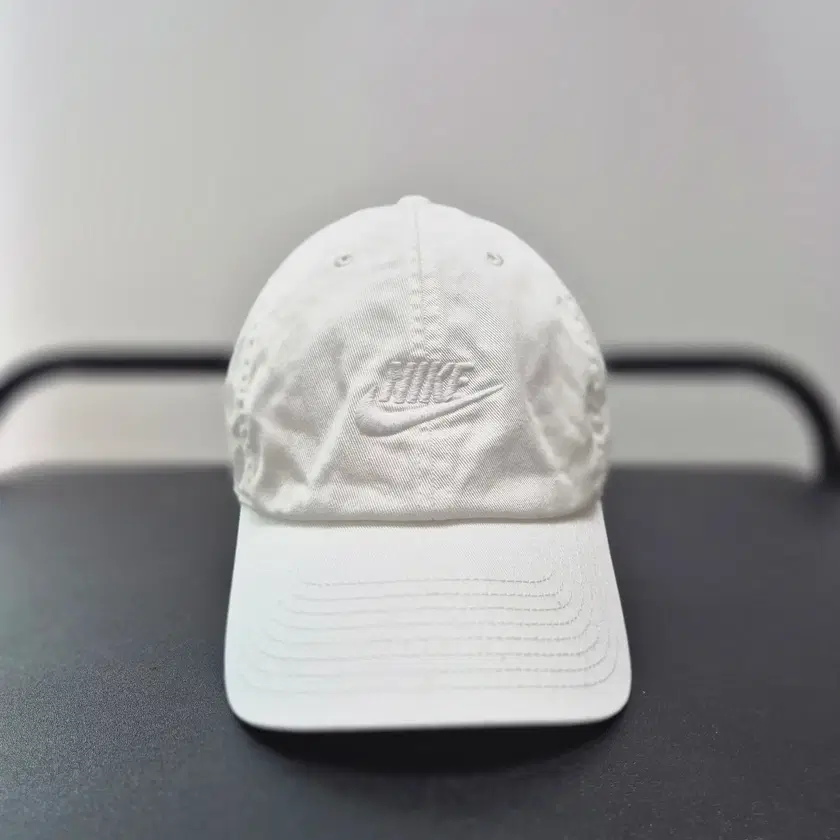 NIKE | 나이키 Nike White Swoosh Ball Cap #나이키 on Bunjang Global Site.