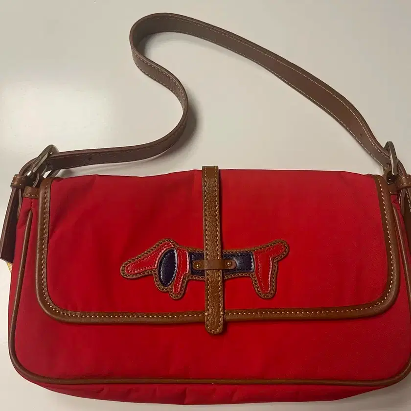 Louis Castel lew Castel bag on Bunjang Global Site.