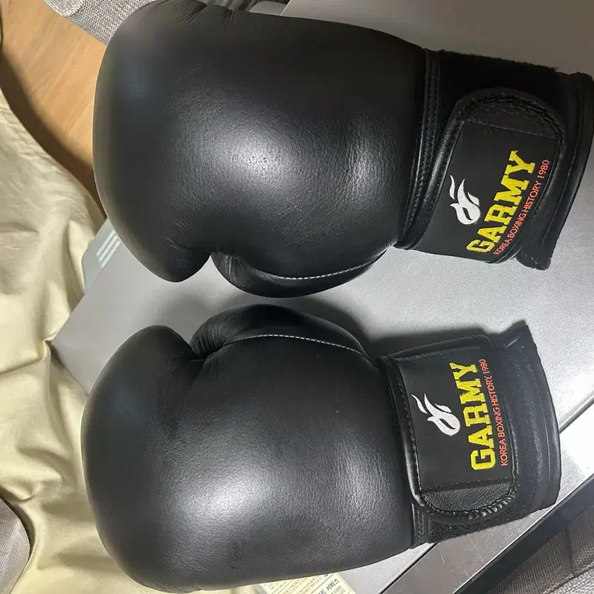Gami 16oz Boxing Gloves 100,000 won sell on Bunjang Global Site.