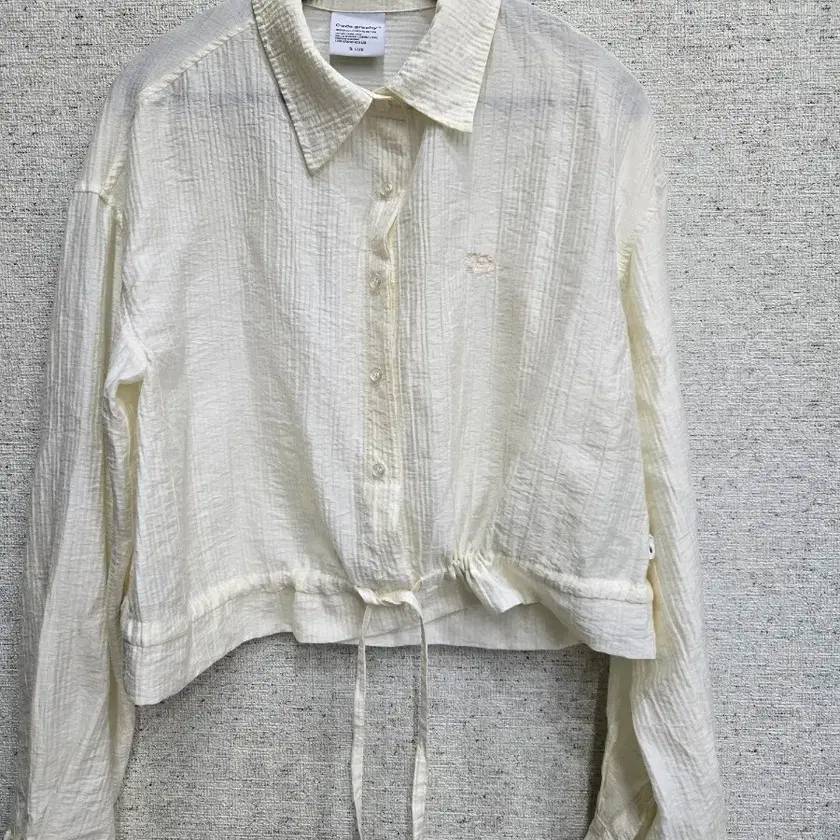 CODEGRAPHY | 코드그라피 Codegraphy Crop Blouse 55~66 on Bunjang Global Site.
