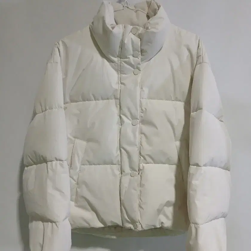Ivory duck down short padding jumper on Bunjang Global Site.