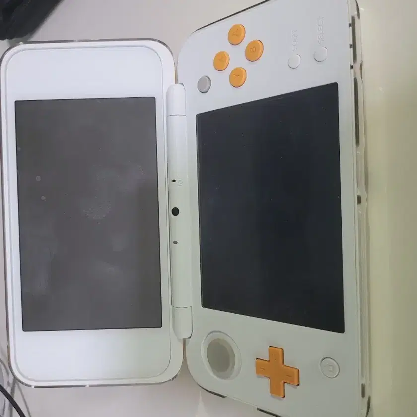 NINTENDO | 닌텐도 Nintendo 2DS XL White Orange on Bunjang Global Site.
