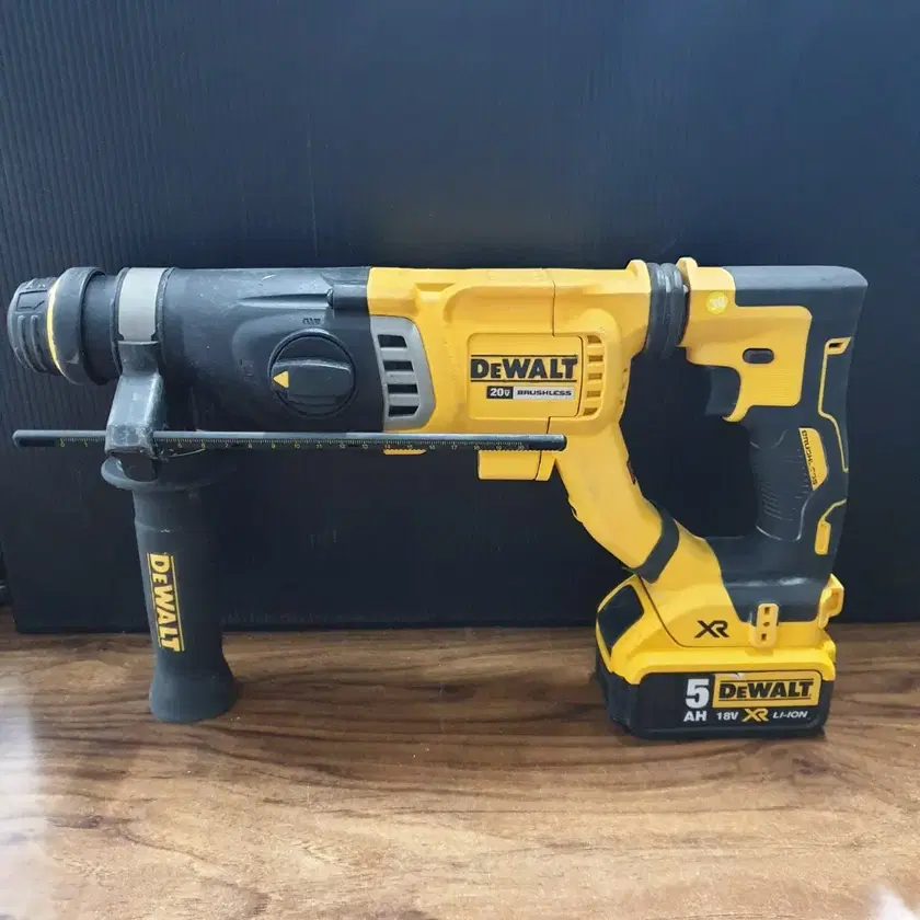 Dewalt Rotary Hammer Drill / 20V Straight Type / Includes DCH263 ...
