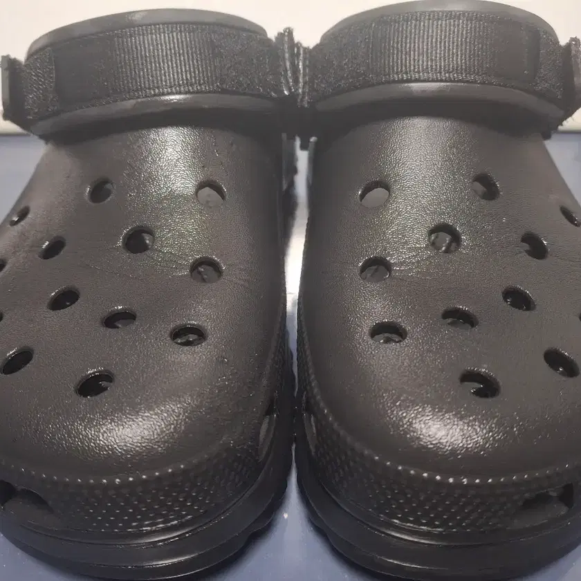 CROCS | 크록스 Height-increasing men's Crocs 280-285mm on Bunjang Global Site.