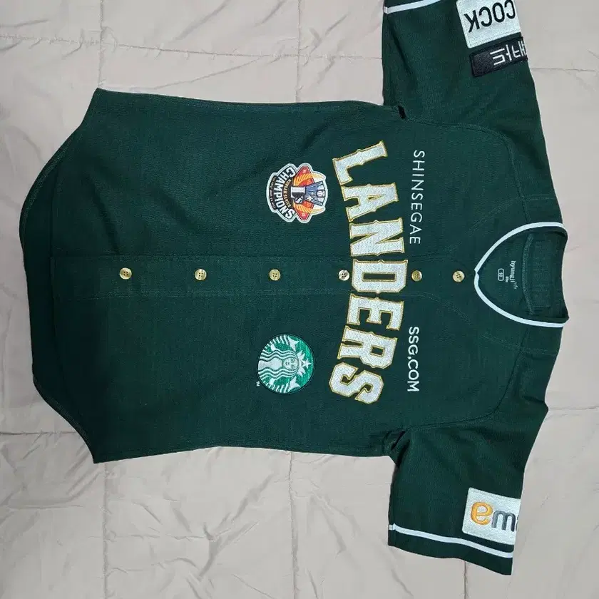 SSG Landers 2022 Starbucks Uniform Green Size 90 on Bunjang Global Site.