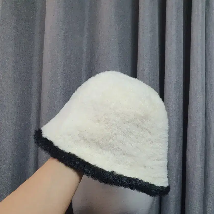 Ecco fur bucket hat #버킷,#화이트,#에누,#샤,#파리 on Bunjang Global Site.