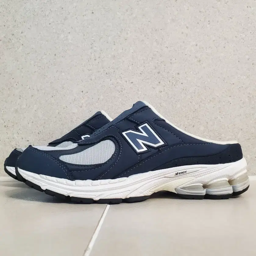 NEW BALANCE | 뉴발란스 New Balance 2002R Mule Navy 230 on Bunjang Global Site.
