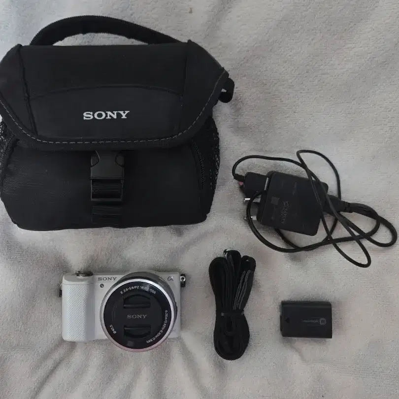 Sony a5000 Mirrorless Digital Camera with 340 Shutter Count on Bunjang ...