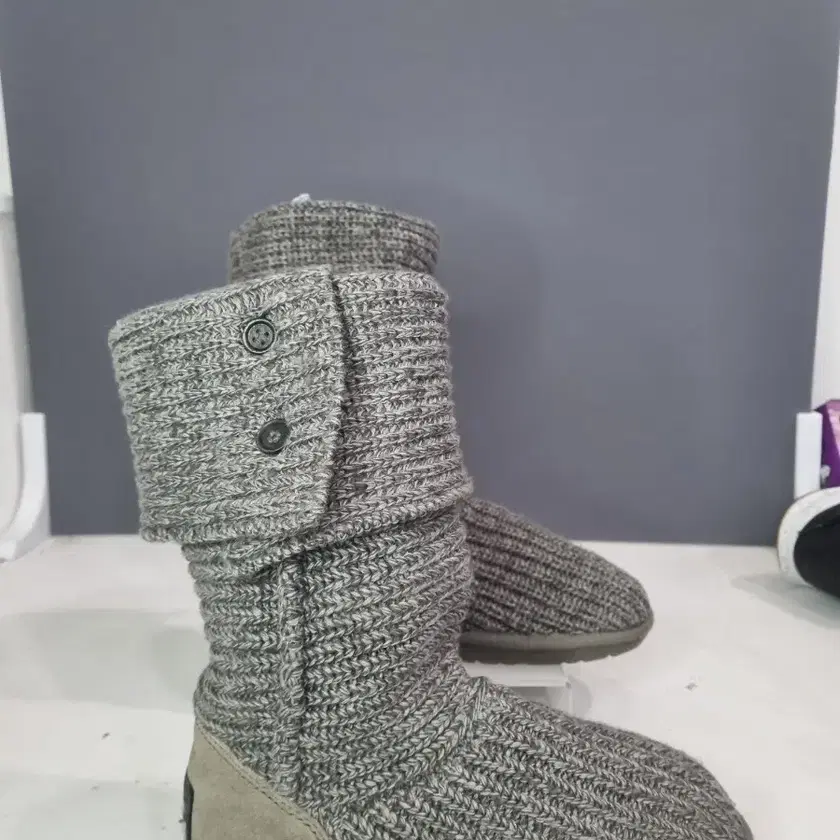 Hyoja Vintage 230 Ugg Knit Gray Boots on Bunjang Global Site.