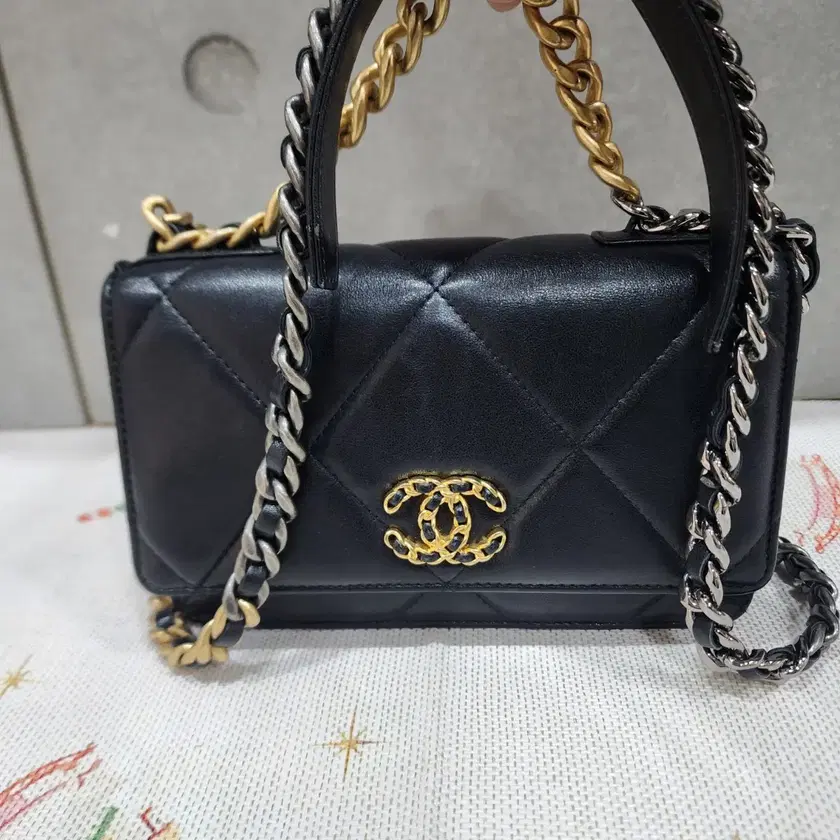 This week's discount) Chanel 19bag WOC Lambskin embedded chip #샤넬WOC ...