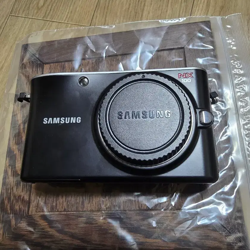 Samsung NX100 Black Mirrorless Camera #근대사,#레트로,#빈티지,#수집품,#촬영소품 on ...