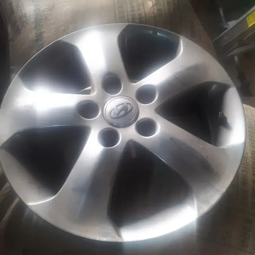 I'm selling the 16-inch OEM wheels of the Avante HD. #16인치 on Bunjang ...